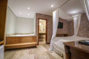 Suite deluxe | Frigobar, cofres nos quartos, quartos à prova de som, Wi-Fi de cortesia