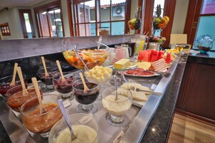 Café da manhã com buffet grátis todos os dias