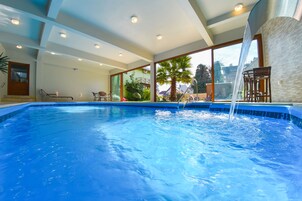 Piscina interna, espreguiçadeiras