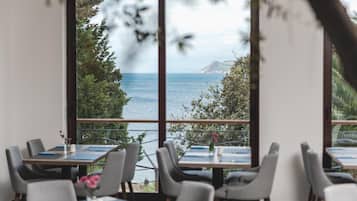 2 restaurantes, café da manhã, culinária internacional