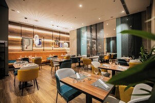 Pequenos-almoços servidos, cozinha local e internacional 