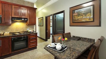 Apartamento superluxo, 2 quartos | Cozinha privada | Cafeteira/chaleira