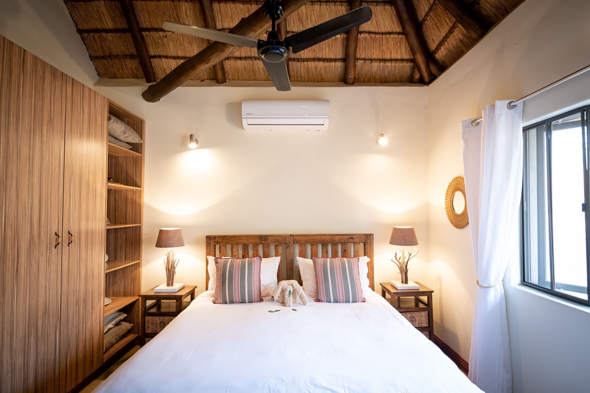 Cofres nos quartos, escrivaninha, roupa de cama