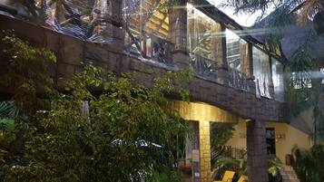 Fachada do alojamento (tarde/noite)