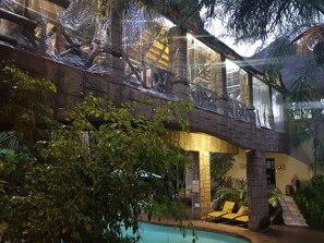 Fachada do alojamento (tarde/noite)