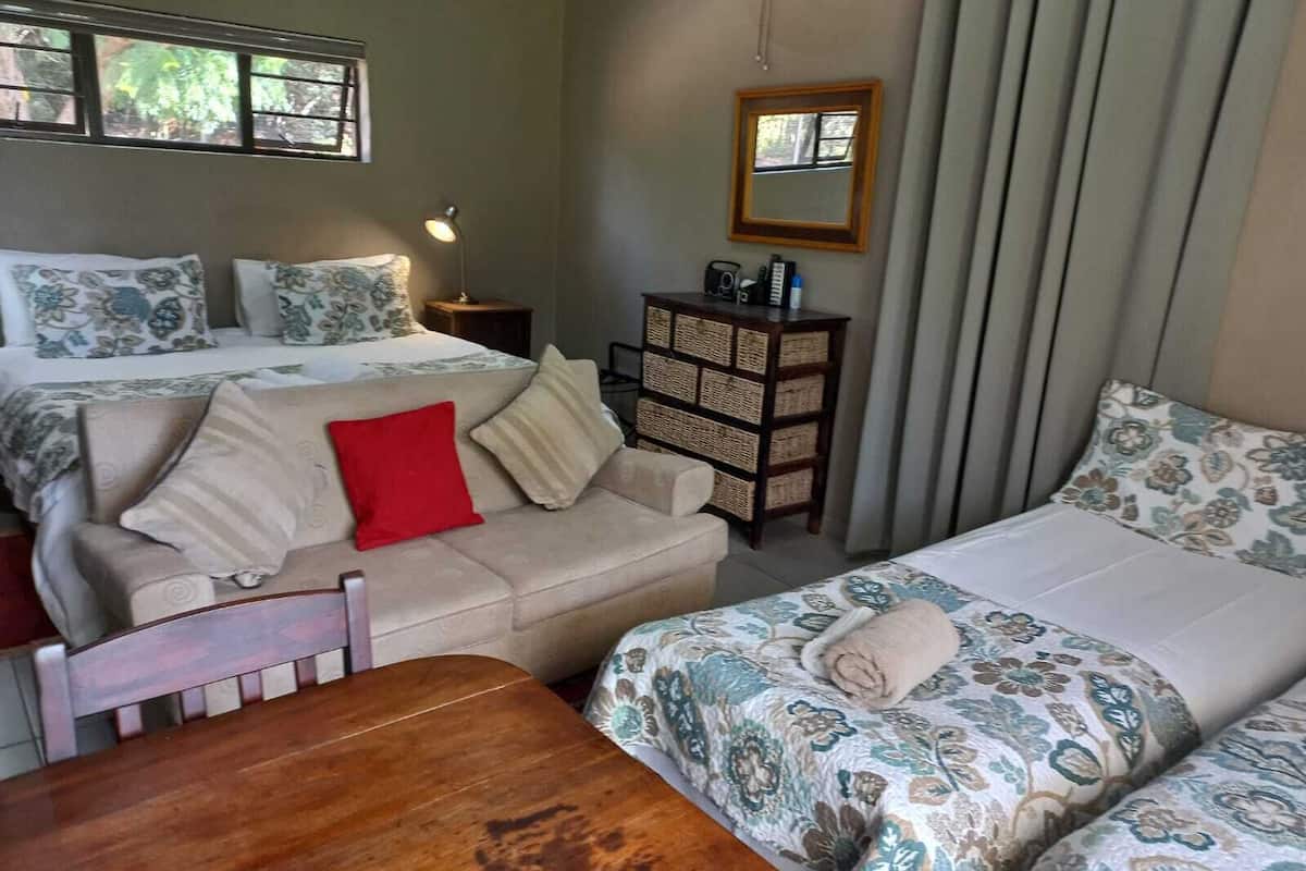 Quarto Triplo Básico | Ferro/tábua de engomar, Wi-fi grátis, roupa de cama fornecida