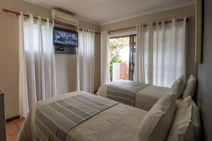 Ferro/tábua de engomar, Wi-fi grátis, roupa de cama fornecida