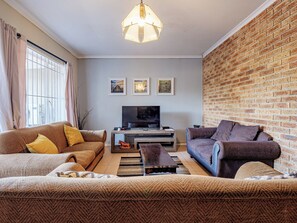 Casa Básica | Ferro/tábua de engomar, Wi-fi grátis, roupa de cama fornecida