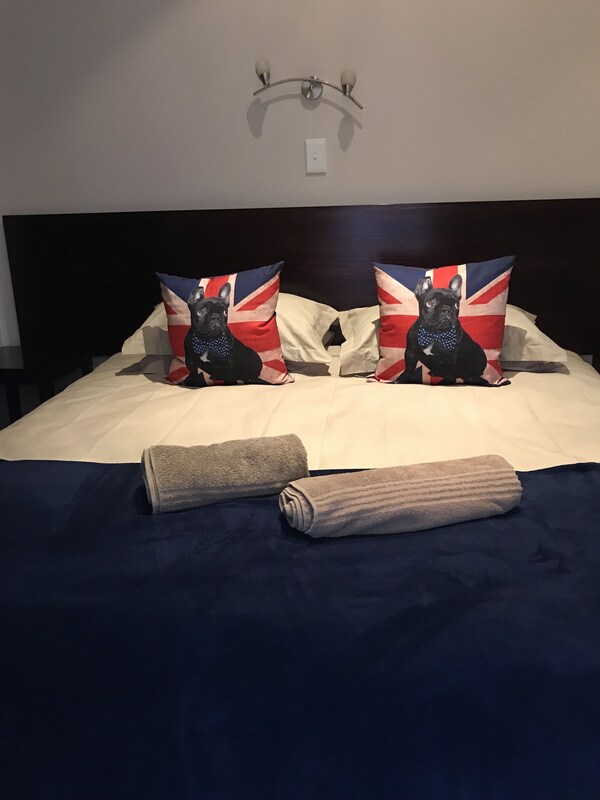 Vj's Guesthouse And Restaurant - Uitenhage