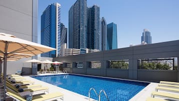 Piscina exterior, guarda-sóis, espreguiçadeiras