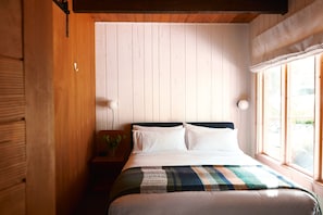 Quarto, 2 camas queen-size | Roupa de alta qualidade, edredões de penas, ferro/tábua de engomar 