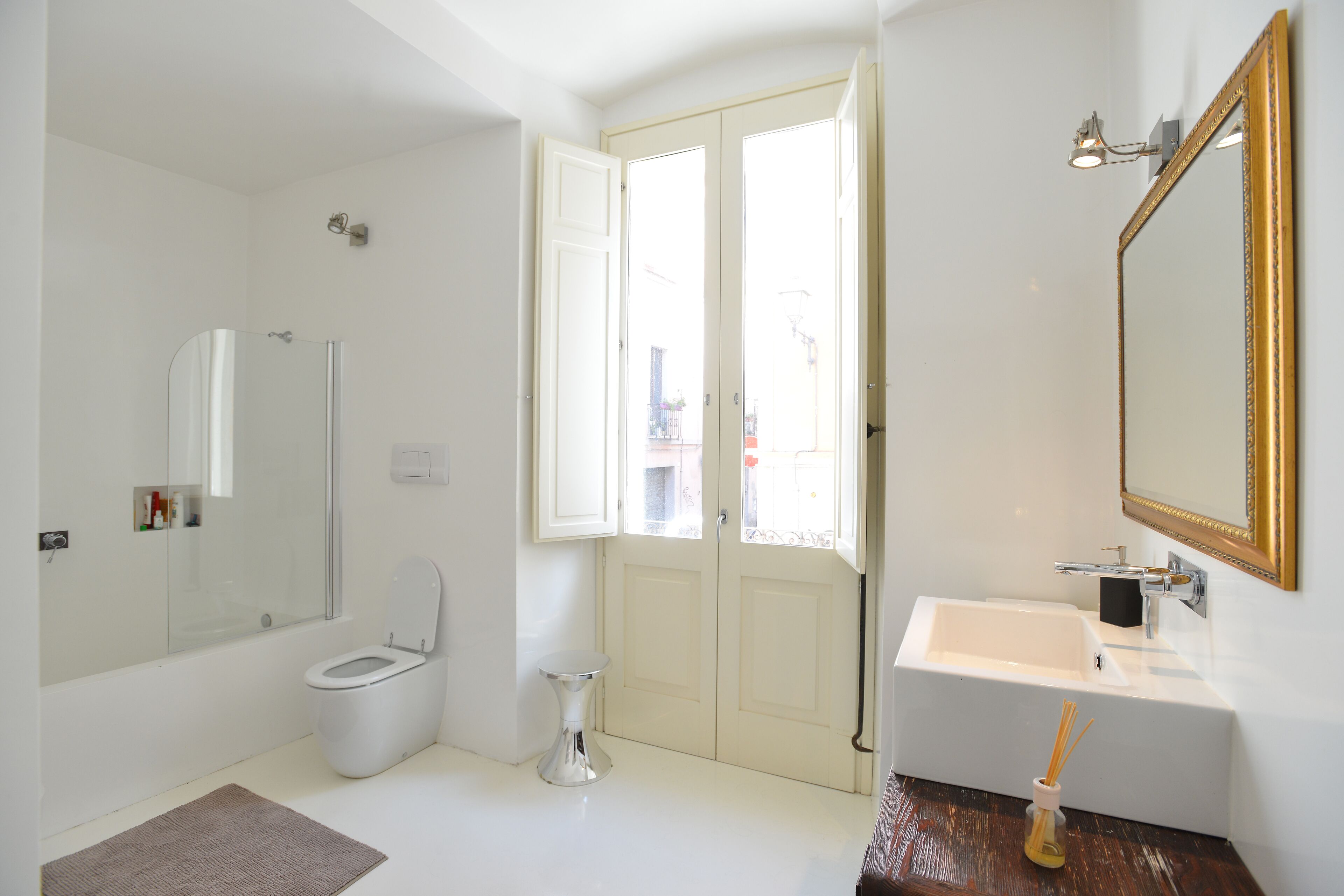 Apartamento Elite | Casa de banho | Um polibã, artigos de higiene pessoal grátis, um secador de cabelo 