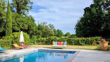 Piscina exterior, espreguiçadeiras