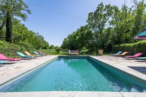 Piscina exterior, espreguiçadeiras 