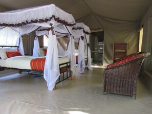 Quarto duplo luxo, 2 camas de solteiro | Banheiro | Chuveiro, produtos de toalete grátis, chinelos, toalhas de banho