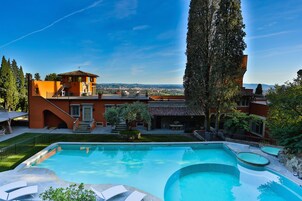 Piscina externa sazonal, guarda-sóis, espreguiçadeiras