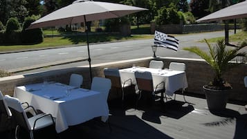 3 restaurantes, que servem almoços, jantares, também cozinha francesa