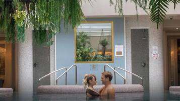 Salas para tratamentos a dois, sauna seca, banheira de hidromassagem