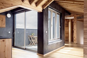 Dúplex Deluxe, 3 quartos | Com decoração personalizada, com mobília individualizada, secretária 