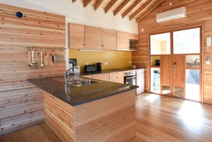 Dúplex Deluxe, 3 quartos | Cozinha privada | Um frigorífico, um micro-ondas, um forno, uma placa de cozinha 