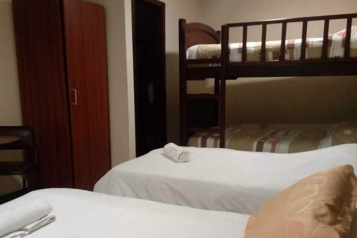 Minibar, secretária, secretária adequada para computadores portáteis