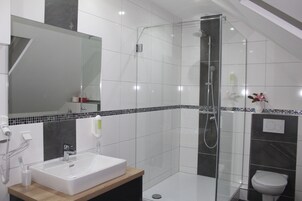 Quarto Duplo Deluxe | Casa de banho | Um polibã, artigos de higiene pessoal grátis, um secador de cabelo 