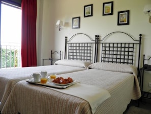 Quarto casal ou duplo | Escrivaninha, camas extras/dobráveis (sobretaxa), Wi-Fi de cortesia