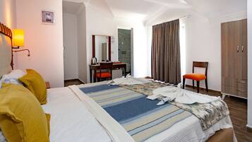 Quarto Familiar | Minibar, cofre no quarto, Wi-fi grátis, roupa de cama fornecida
