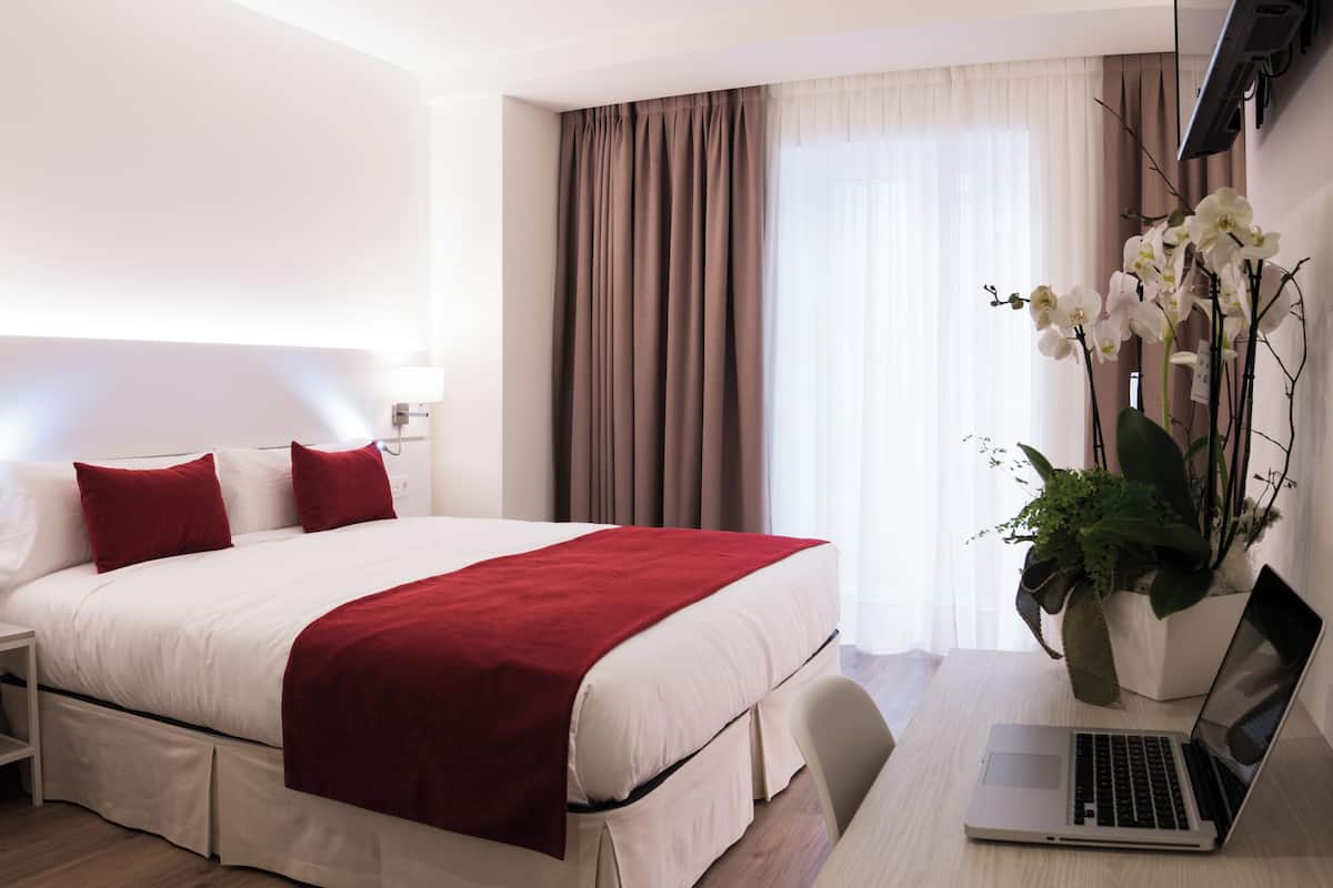 Cofres nos quartos, escrivaninha, cortinas blackout
