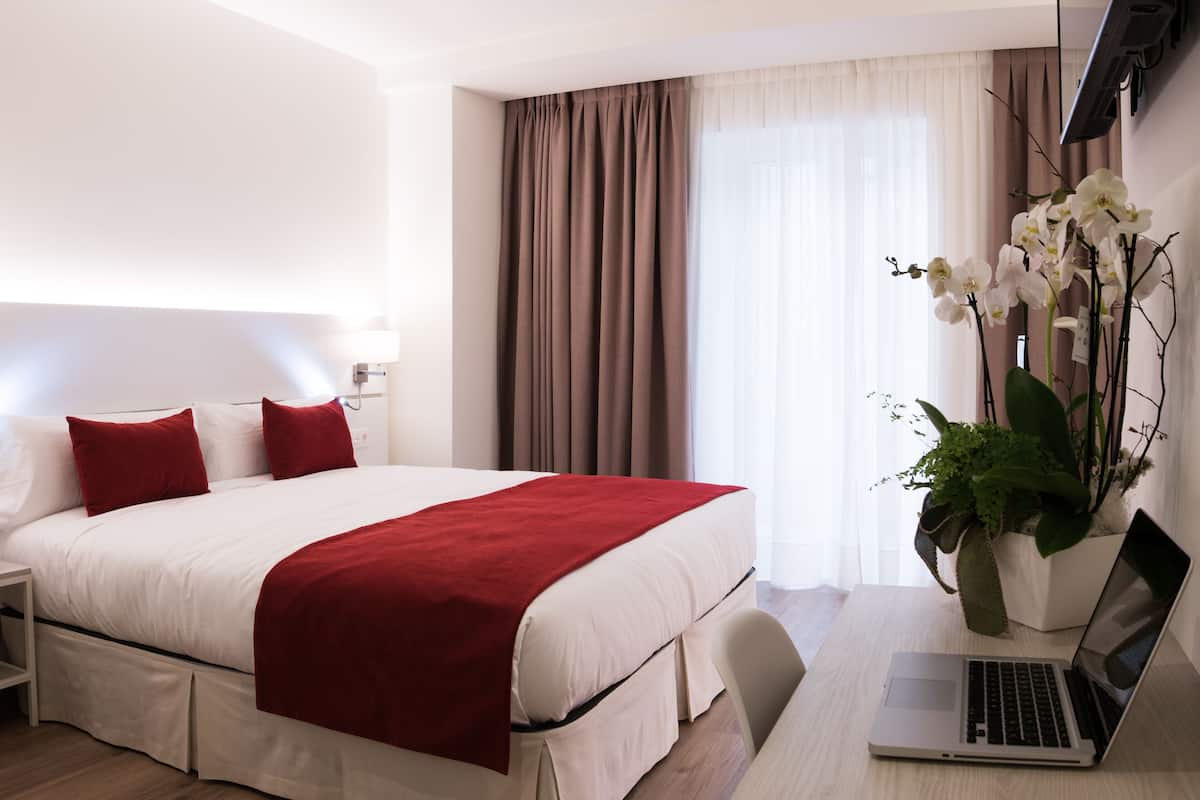Cofres nos quartos, escrivaninha, cortinas blackout