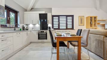 Geladeira, micro-ondas, cooktop, cafeteira/chaleira