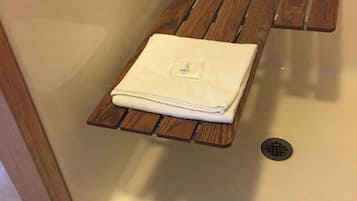 Quarto, 2 camas de casal, acessível (Room 5) | Casa de banho | Um polibã, artigos de higiene pessoal grátis, toalhas fornecidas