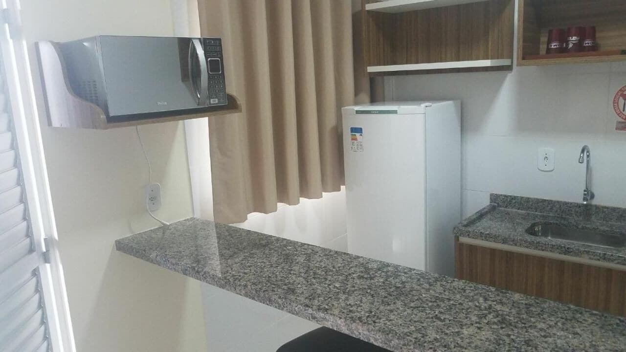 Um frigorífico, um micro-ondas, utensílios de cozinha 
