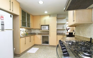 Apartamento Familiar, 3 quartos, cozinha | Cozinha privada | Um frigorífico, um micro-ondas, um forno, uma placa de cozinha 