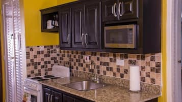 Quarto Deluxe | Cozinha privada | Um micro-ondas, uma placa de cozinha, uma cafeteira/bule