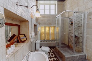Deluxe Room | Casa de banho | Um polibã, artigos de higiene pessoal grátis, um secador de cabelo 