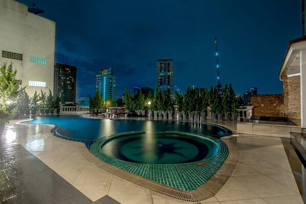 Piscina exterior, espreguiçadeiras 