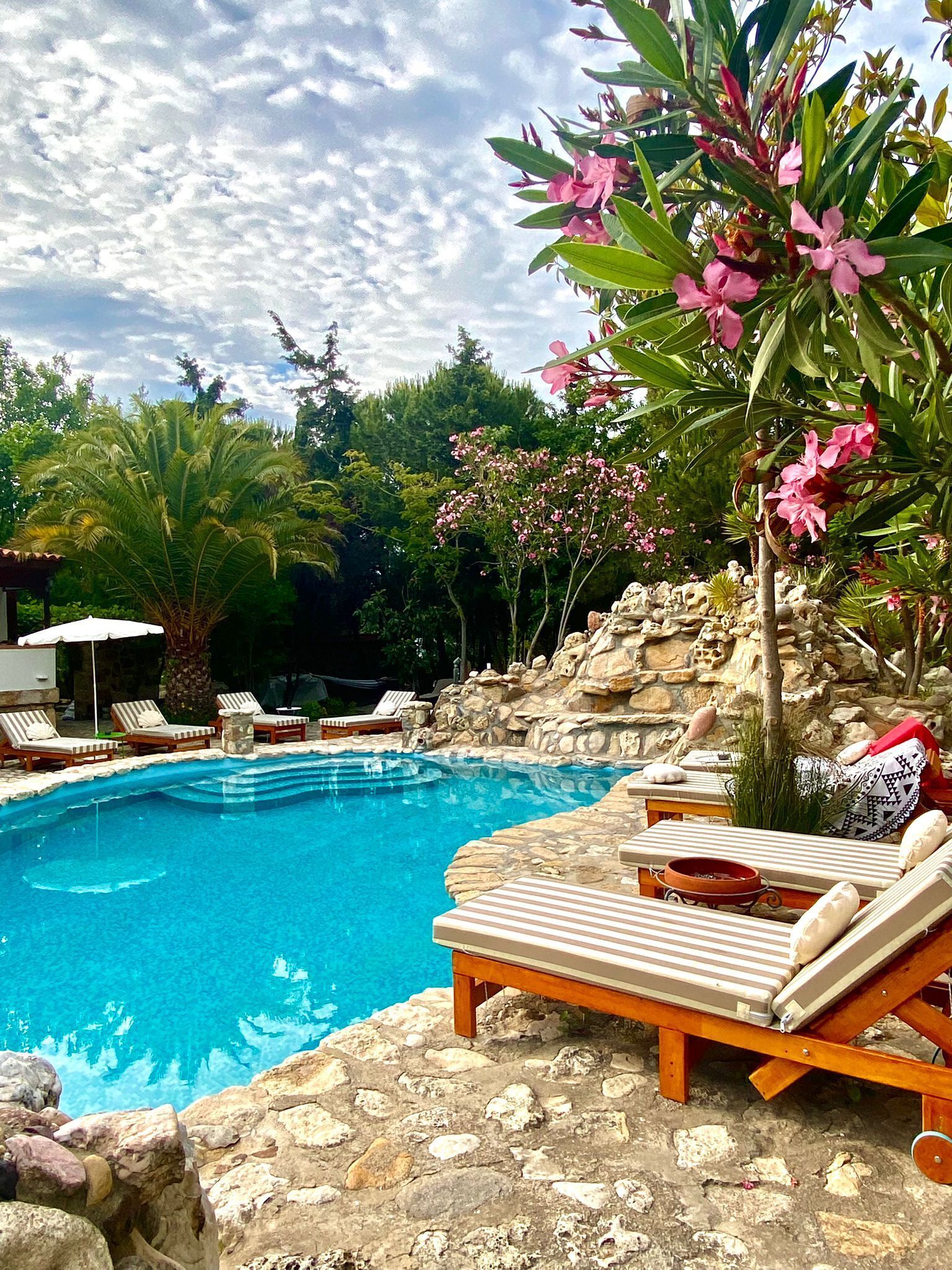 Piscina externa, guarda-sóis, espreguiçadeiras