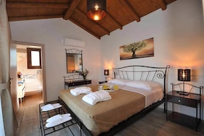 Duplex, 3 quartos | Cofres nos quartos, escrivaninha, quartos à prova de som