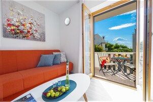 Apartamento, 1 quarto, varanda, vista para o mar | Sala de estar | Televisor LCD 