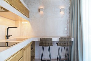 Stone Junior Suite Pool View | Cozinha privada | Geladeira, cooktop, cafeteira/chaleira, chaleira elétrica