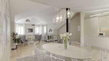 Dúplex, 3 quartos, kitchenette | Refeições no quarto