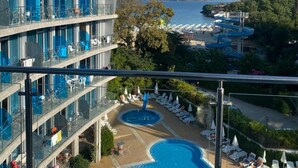 Um hotel com piscina, área de estar ao ar livre e vista para o mar.