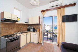 Apartamento (Apartments Senjo - One Bedroom Apartm) | Cozinha privada | Geladeira, micro-ondas, fogão, cooktop