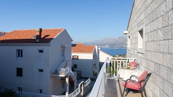 Apartamento, 1 quarto, varanda, vista parcial para o mar | Vista da varanda