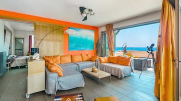 Vila panorâmica, 5 quartos, vista para o mar, de frente para o oceano | Área de estar | TV de tela plana, mesa de pingue-pongue, livros, videoteca