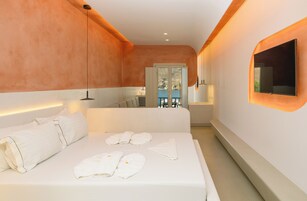 Quarto Signature | Cofre com capacidade para portátil, quartos insonorizados, Wi-fi grátis 