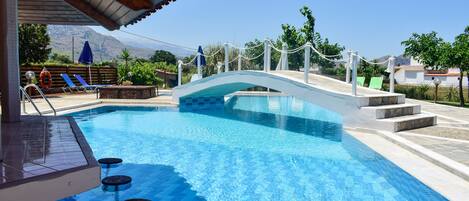 Piscina exterior, guarda-sóis, espreguiçadeiras