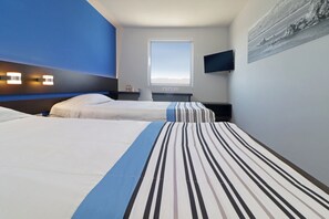 Quarto, 2 camas de solteiro | Escrivaninha, berços grátis, Wi-Fi de cortesia