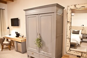 Frigobar, cofres nos quartos, individualmente decorados, escrivaninha